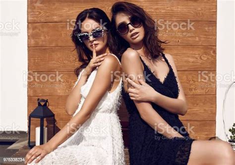 흑인과 백인에서 갈색 머리 여자의 화려한 밝은 커플 드레스 갈색 머리에 대한 스톡 사진 및 기타 이미지 갈색 머리 거리 건강한 생활방식 Istock