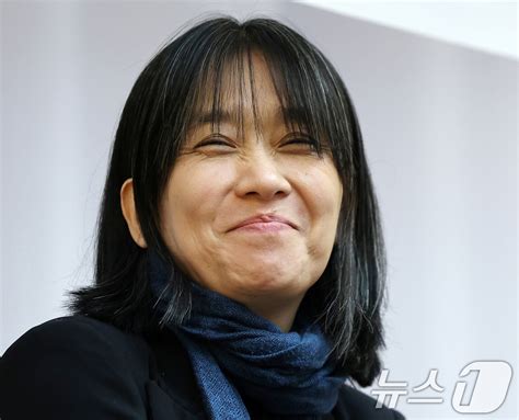 한강 한국 첫 노벨문학상 수상에 전국이 환호책 구매 열풍종합