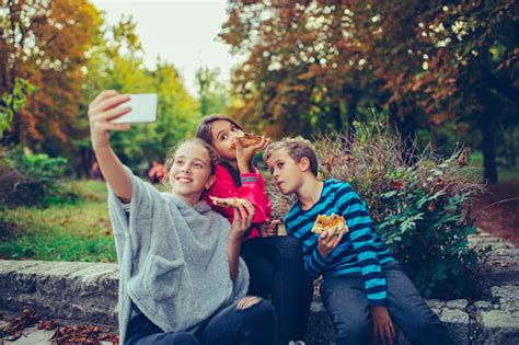 야외에서 피자를 먹고 있는 동안 스마트폰으로 셀카를 찍는 세 명의 어린이 그룹 감정에 대한 스톡 사진 및 기타 이미지 감정 고기 공유 개념 Istock