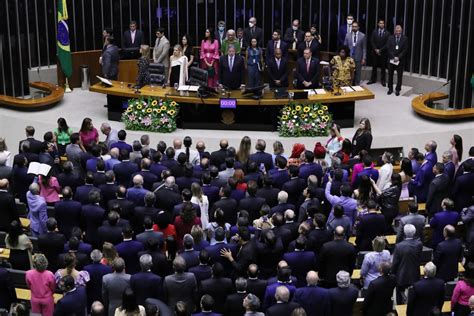 Deputados eleitos tomam posse no plenário da Câmara Política G1