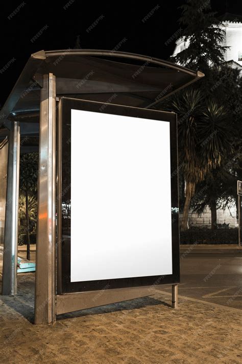 밤에 도시에서 빈 버스 정류장 광고 빌보드 무료 사진