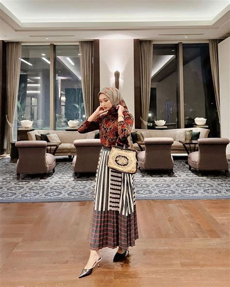 Outfit Hijab Semi Formal Ala Indira Hapsari
