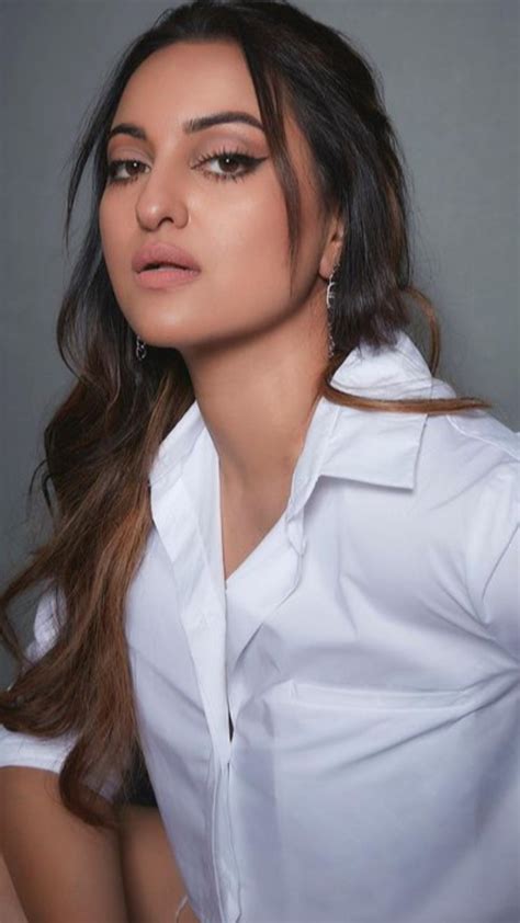 Double XL Actress Sonakshi Sinha Stuns In A Short Dress