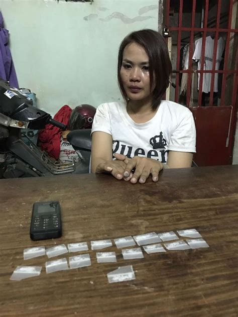 នារីរូបស្រស់ម្នាក់ ត្រូវបានសមត្ថកិច្ចឃាត់ខ្លួនក្រោយឆែកឆេររកឃើញ មានថ្នាំនញៀន១៧កញ្ចប់ញៀ