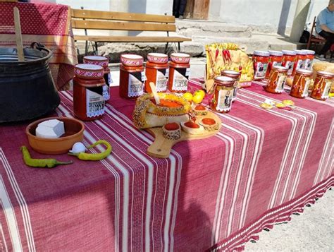 Как се прави истинска лютеница показват в Логодаж снимки Български Фермер