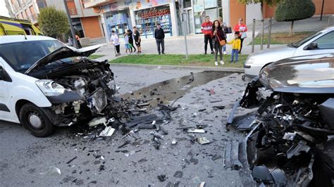 Tres Heridos En Una Colisión Frontal Entre Una Furgoneta Y Un Turismo