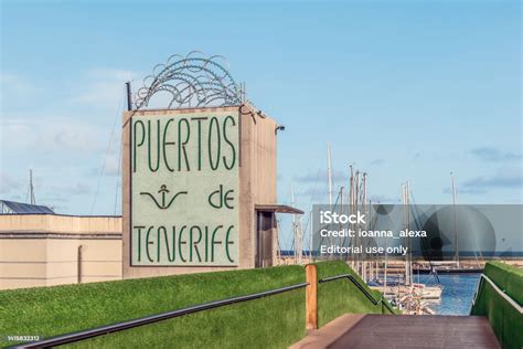 산타 크루즈 데 테 네리 페의 대서양 연안에있는 Puertos De Tenerife 텍스트로 서명하십시오 0명에 대한 스톡 사진