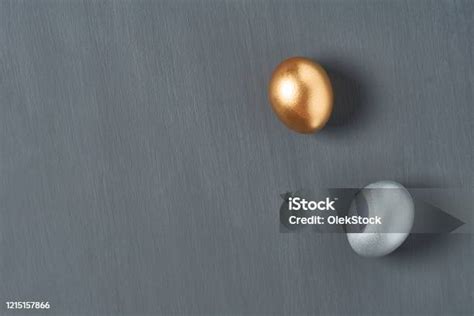 어두운 콘크리트 배경에 황금과 은색 계란 부활절의 개념 귀중한 아이디어 성공적인 비즈니스 투자 또는 고급 아침 식사 공간을 복사합니다 맨 위 보기 0명에 대한 스톡 사진 및