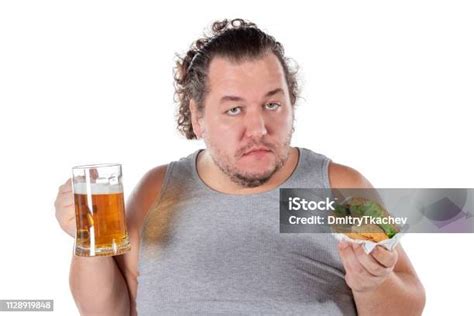 햄버거를 먹고 흰색 바탕에 알코올 음료를 마시는 재미 뚱뚱한 남자 건강한 식생활에 대한 스톡 사진 및 기타 이미지 건강한