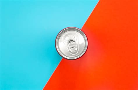 알루미늄 음료 또는 음료는 컬러 배경에 풀 링이 있는 플랫 레이를 사용할 수 있습니다 음료수 캔에 대한 스톡 사진 및 기타 이미지 음료수 캔 파란색 0명 Istock