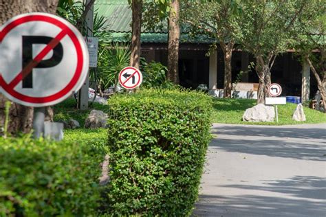 Muestra Del Estacionamiento Prohibido Con El Parque Nacional En Fondo