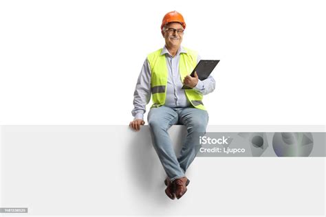 성숙한 남성 엔지니어가 빈 패널에 앉아 카메라를 바라보는 전체 길이 초상화 60 64세에 대한 스톡 사진 및 기타 이미지 60 64세 간판 개념 Istock