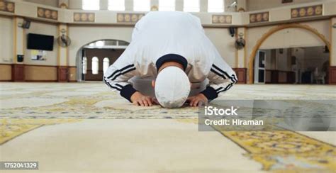 이슬람교도는 무릎을 꿇고 알라에 대한 신앙 존경 또는 이슬람의 헌신을 위해 모스크에서 기도한다 이슬람 문화 영적 예배 거룩한 종교 또는 평화를 위한 하나님에 대한 신뢰를