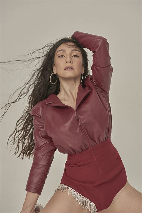 Neshe Genç Güzel Ve Yetenekli Gardirop Magazİn