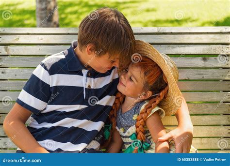 Fratello E Sorella Che Giocano Insieme Seduta Sul Banco All Aperto