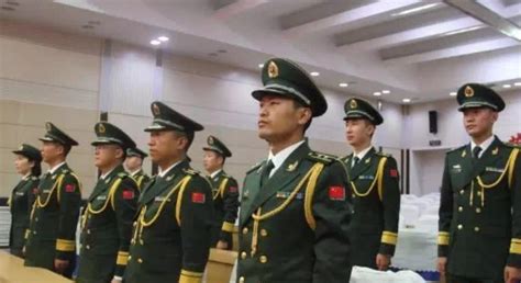 军装上都挂根“黄绳子”，到底有啥用？3个重要作用，很少人知道绶带