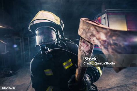 도끼를 들고 연기로 둘러싸인 실내에서 산소 마스크를 쓰고 있는 여성 소방관의 초상화 소방차에 대한 스톡 사진 및 기타 이미지 소방차 도끼 소방관 Istock