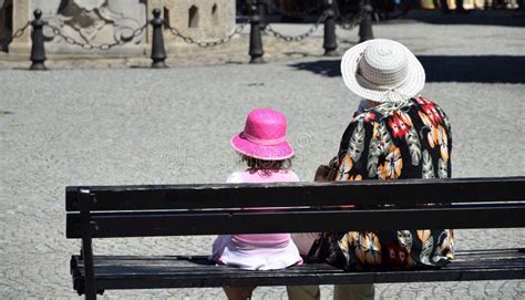 Viejo Y Joven Foto De Archivo Editorial Imagen De Desarrollo