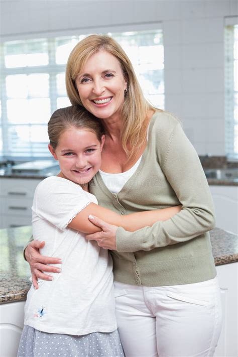 Abrazo Feliz De La Madre Y De La Hija Imagen De Archivo Imagen De