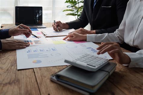 비즈니스 팀은 프로젝트 전략 재무 분석 팀워크 계획 회의 개념에 대해 논의하고 연구하고 만듭니다 개념에 대한 스톡 사진 및 기타 이미지 Istock