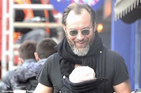 ジュード・ロウ、生まれたばかりの赤ちゃんとロンドンでお散歩！笑顔の写真は必見 写真あり Tvgroove
