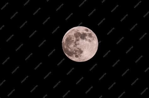 달 표면의 세부 사항을 보여주는 달 근접 촬영 프리미엄 사진