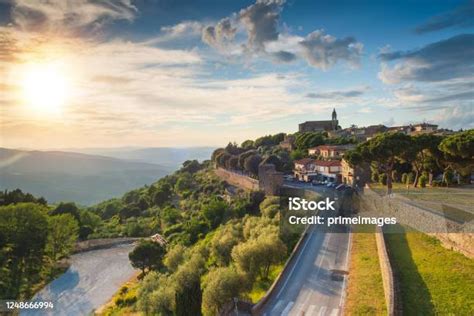 화창한 여름과 오렌지 색의 다채로운 다채로운 벽 동안 토스카나의 작은 역사적인 중세 마을 마을에서 여행 이탈리아 거리를 즐길 수 거리에 대한 스톡 사진 및 기타 이미지