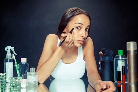 뷰티 여자 화장을 적용입니다 아름 다운 여 자가 거울을 보고는 아이 라이너와 함께 화장품 적용 20 29세에 대한 스톡 사진 및 기타 이미지 Istock