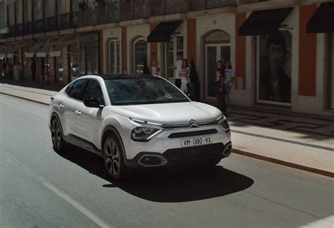 Foto s Elektrische Citroën C4 X nu ook op benzine en diesel AutoGids