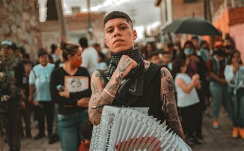 Antes De Ser Famoso Santa Fe Klan Cambiaba Sus Discos Por Fruta Telediario México