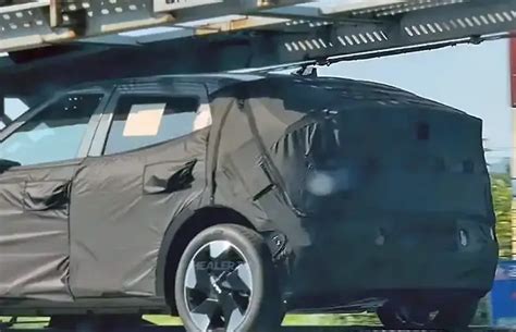 ”이게 맞아” 컨셉카와 딴판 정체 불명 디자인으로 나타난 기아 전기차 스파이샷 카텍