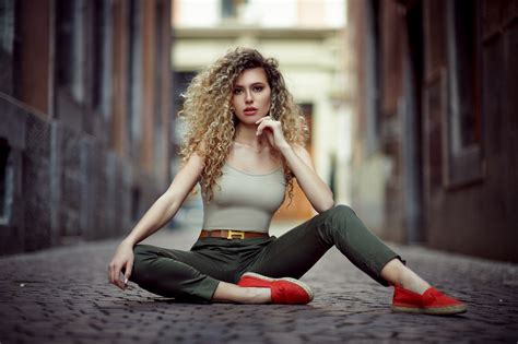 Papel De Parede Mulheres Modelo Loiras Sentado No Chão Jeans
