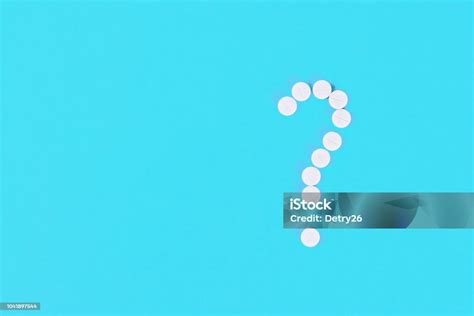 파란색 배경에 흰색 정제에서 질문 마크 의료 개념입니다 보기 상위 공간을 복사 평평 하다 물음표에 대한 스톡 사진 및 기타
