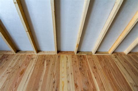 미래 파티션 벽 한 참나무 판자 바닥 및 나무 골조 공사 및 건설 아래 빈 공간 근접 세부 사항 전문 개조와 투자 개념입니다 가정의 방에 대한 스톡 사진 및 기타 이미지