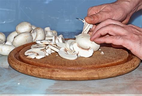 요리사는 야채와 함께 샴 피 뇽 버섯 인하 요리 피자 버섯 소스 샐러드 균류에 대한 스톡 사진 및 기타 이미지 균류 독일