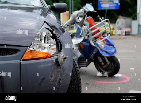 Accident De Voiture De Scooter Banque D Image Et Photos Alamy