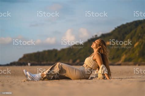 바다 근처 해변에서 일몰 동안 젊은 금발 백인 여성의 얕은 초점 샷 금발 머리에 대한 스톡 사진 및 기타 이미지 금발 머리 금색 명랑한 Istock