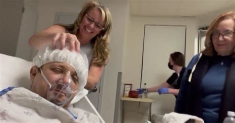 Jeremy Renner Has Icu Spa Day With Mom And Sister Comic Sands