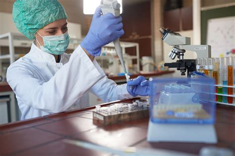 실험실에서 분석을 위해 샘플을 채취하는 보호 장비의 젊은 여성 과학자 과학 화학 실험실 사람들 Dna에 대한 스톡 사진 및 기타