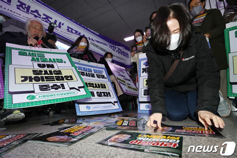 오세훈 시장 규탄 스티커 붙이는 전장연 뉴스1