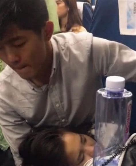 火车上男友抱着美女睡了一路 网友说别把窗帘扯坏了哥哥