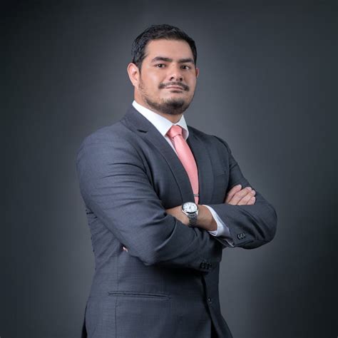 Retrato De Un Hombre De Negocios Confiado Con Traje Formal · Foto De