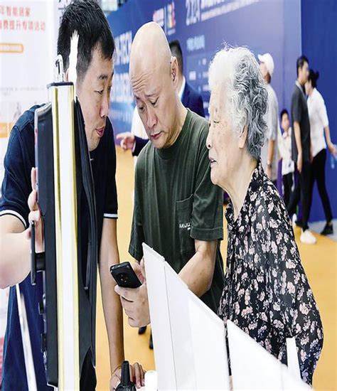 智慧养老产品 逐浪银发经济新蓝海