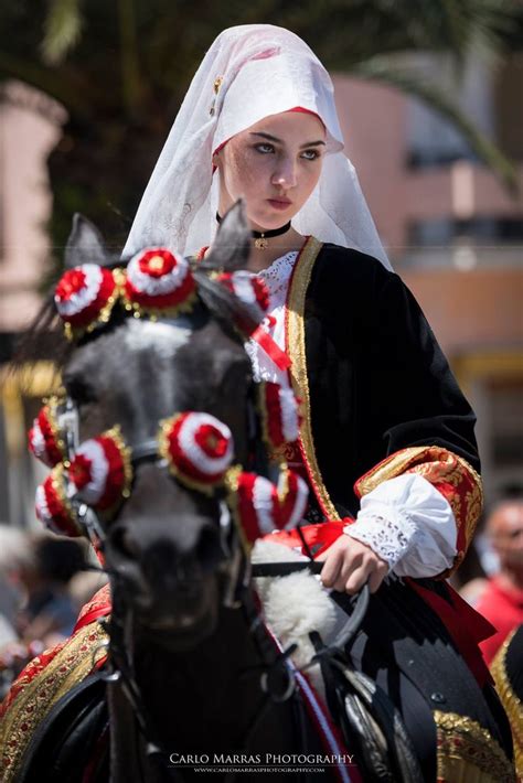 Épinglé par Josie Linda Toth sur Italy Costume Sardegna Costume traditionnel Beau visage Costume