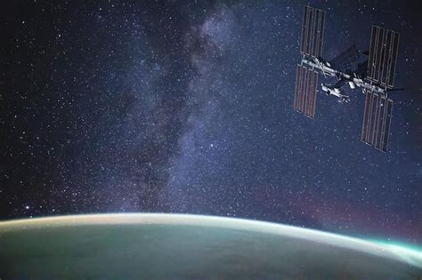 지평선 너머로 해가 뜰 때 지구 위에 있는 국제 우주 정거장 Nasa에서 제공한 이 이미지의 요소입니다 3d 렌더링 프리미엄 사진