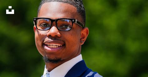 Un Hombre Con Traje Azul Y Gafas Foto Imagen De Retrato Gratuita En