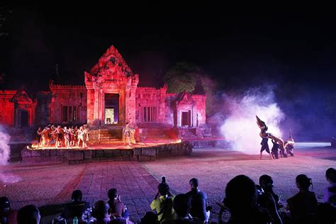 สุดตระการตา งานแสดงแสงสีเสียงประเพณีท่องเที่ยว “ปราสาทเมืองต่ำ” ตามรอย