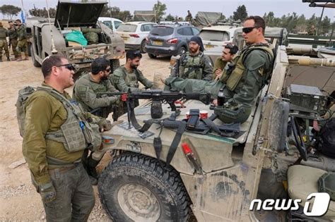 사진 가자 지구 국경서 휴식하는 이스라엘 병사들 뉴스1