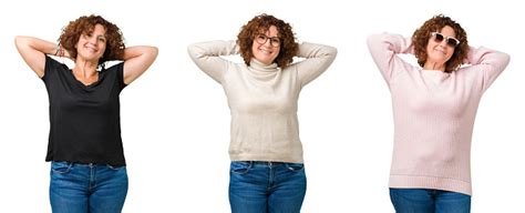 흰색 위에 중 년 고위 여자의 콜라주 절연 배경 편안 하 고 팔 및 머리와 목 행복 한 미소 뒤에 손을 스트레칭 T 셔츠에 대한