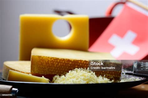 스위스의 에멘탈 또는 Emmentaler 매체 하드 치즈 둥근 구멍 Gruyere 아펜젤러와 전통적인 치즈 퐁듀와 그 라 탕과 스위스의 국기에 사용 하는 라 클 렛 치즈